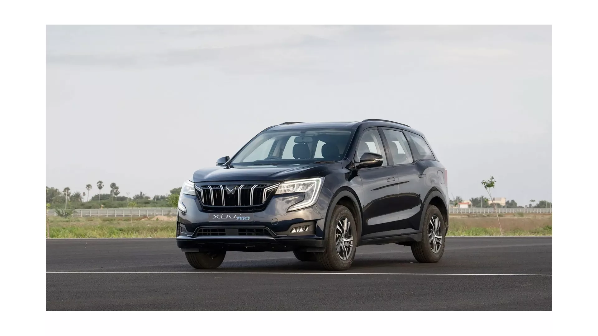Mahindra XUV700 - Colours, Features, Safety, Price & Images