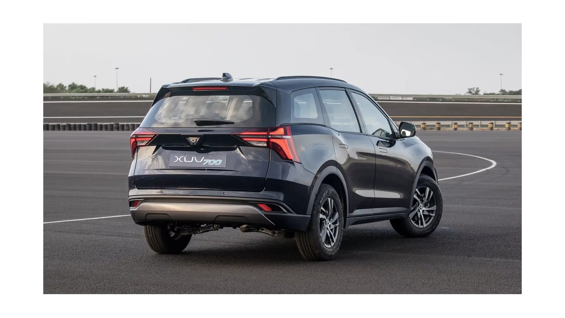 Mahindra XUV700 - Colours, Features, Safety, Price & Images